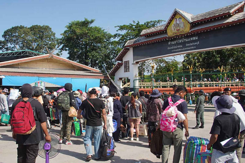 Bangkok Post - Economist urges action on exodus of Cambodian migrant ...