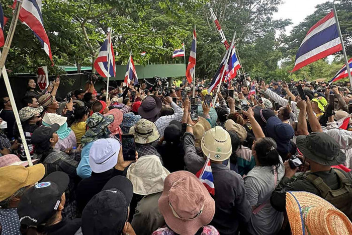 Bangkok Post - Wire breach stirs tensions at border