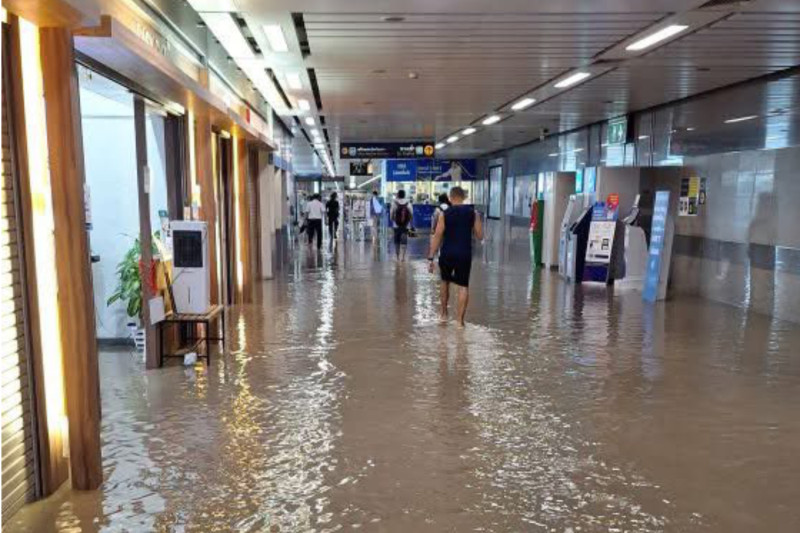 Bangkok Post - Bangkok MRT station flooded during heavy rain