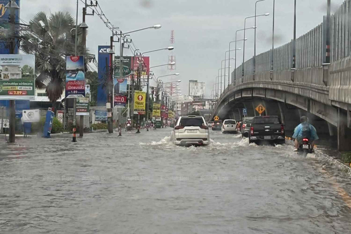 Bangkok Post - Floods close schools in Samut Prakan