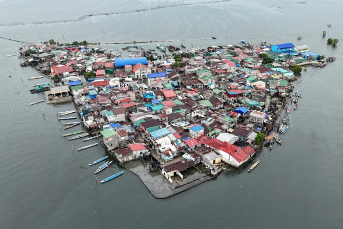 Bangkok Post - Against the tide: Filipinos battle rising sea on sinking ...