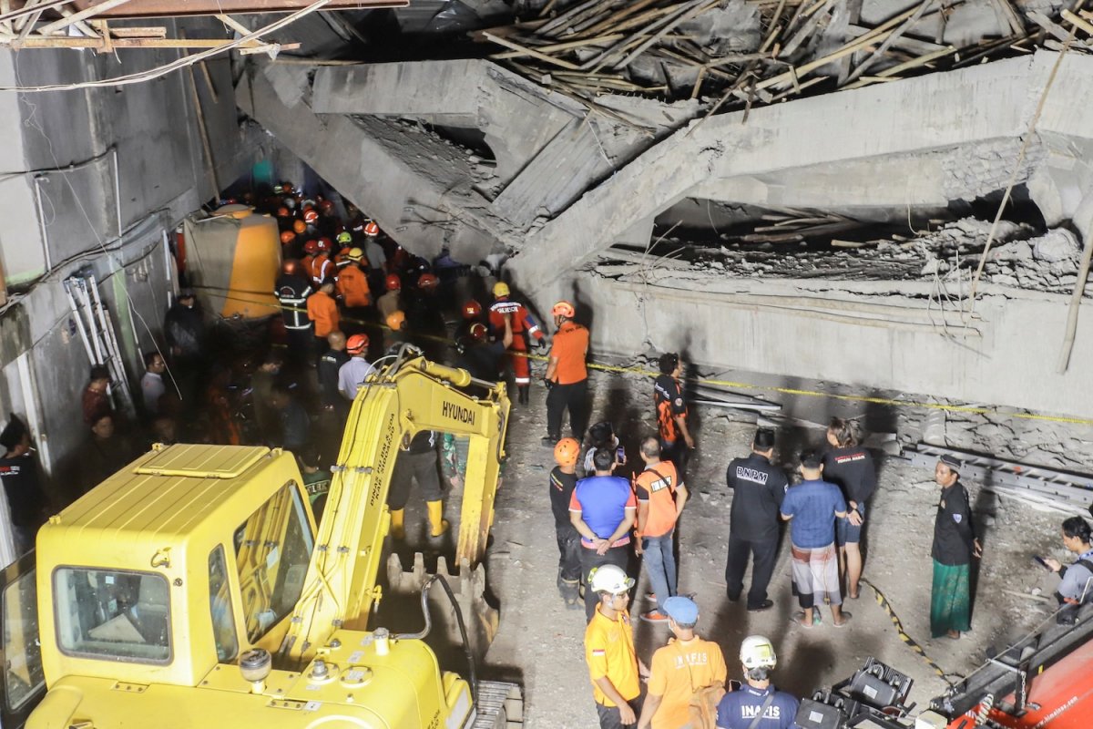 Bangkok Post - Three dead, 38 trapped in Indonesia school collapse