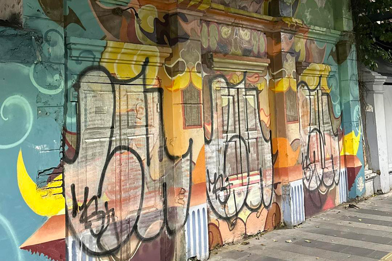 Bangkok Post - Defaced murals spark graffiti ‘bombing’ debate in Bangkok