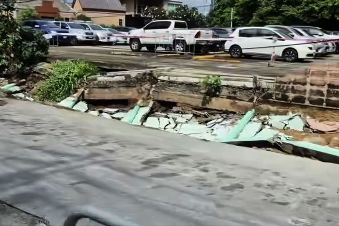 Bangkok Post - Another subsidence in Bangkok, this time on Charoen Krung Rd