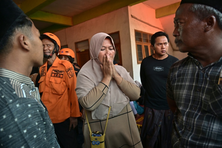 Bangkok Post - Five survivors pulled from collapsed Indonesian school