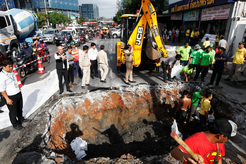 Bangkok Post - PM Anutin vows fair probe into Bangkok sinkhole