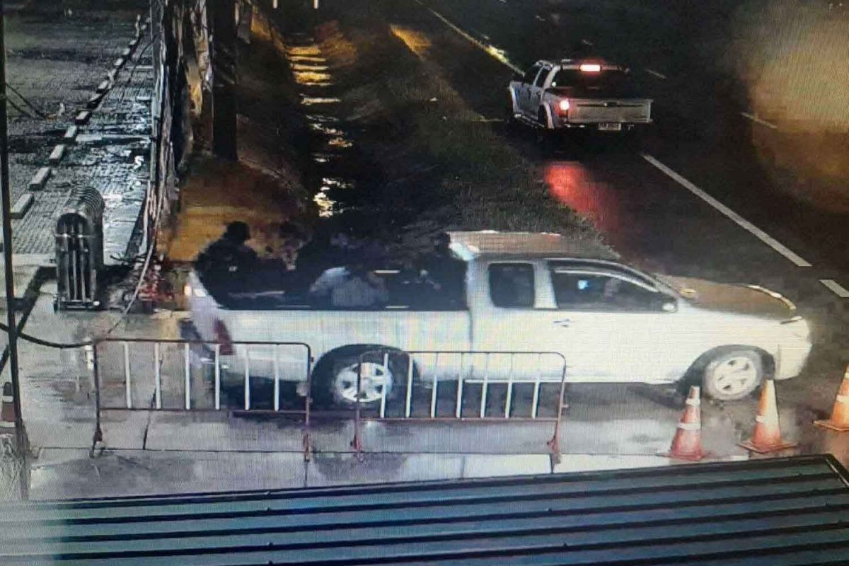 Bangkok Post - Armed robbers steal B24m gold, injure soldier at far-south shopping centre