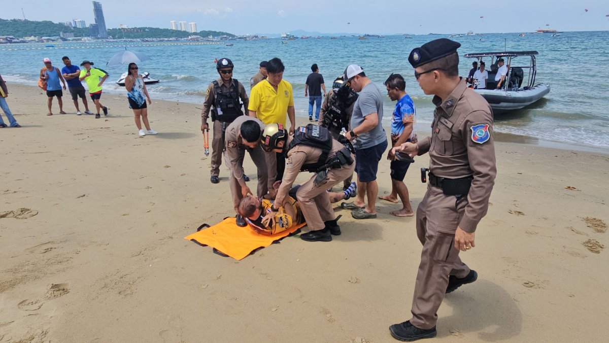 Bangkok Post - American man jumps off Koh Lan ferry, rebuffs rescuers