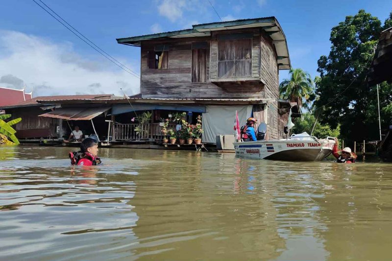Bangkok Post - Flooding remains in 15 provinces, still mostly on ...