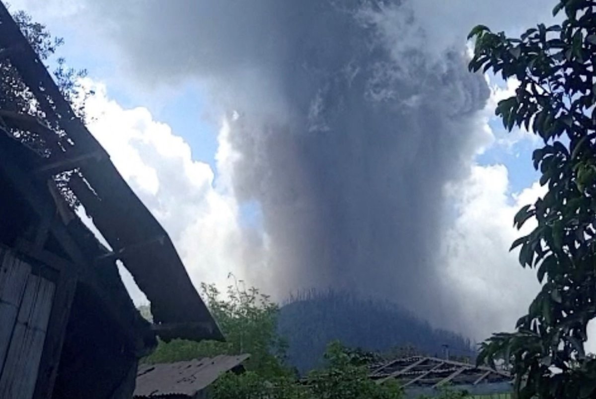 Bangkok Post - Indonesian volcano Lewotobi Laki-laki erupts again