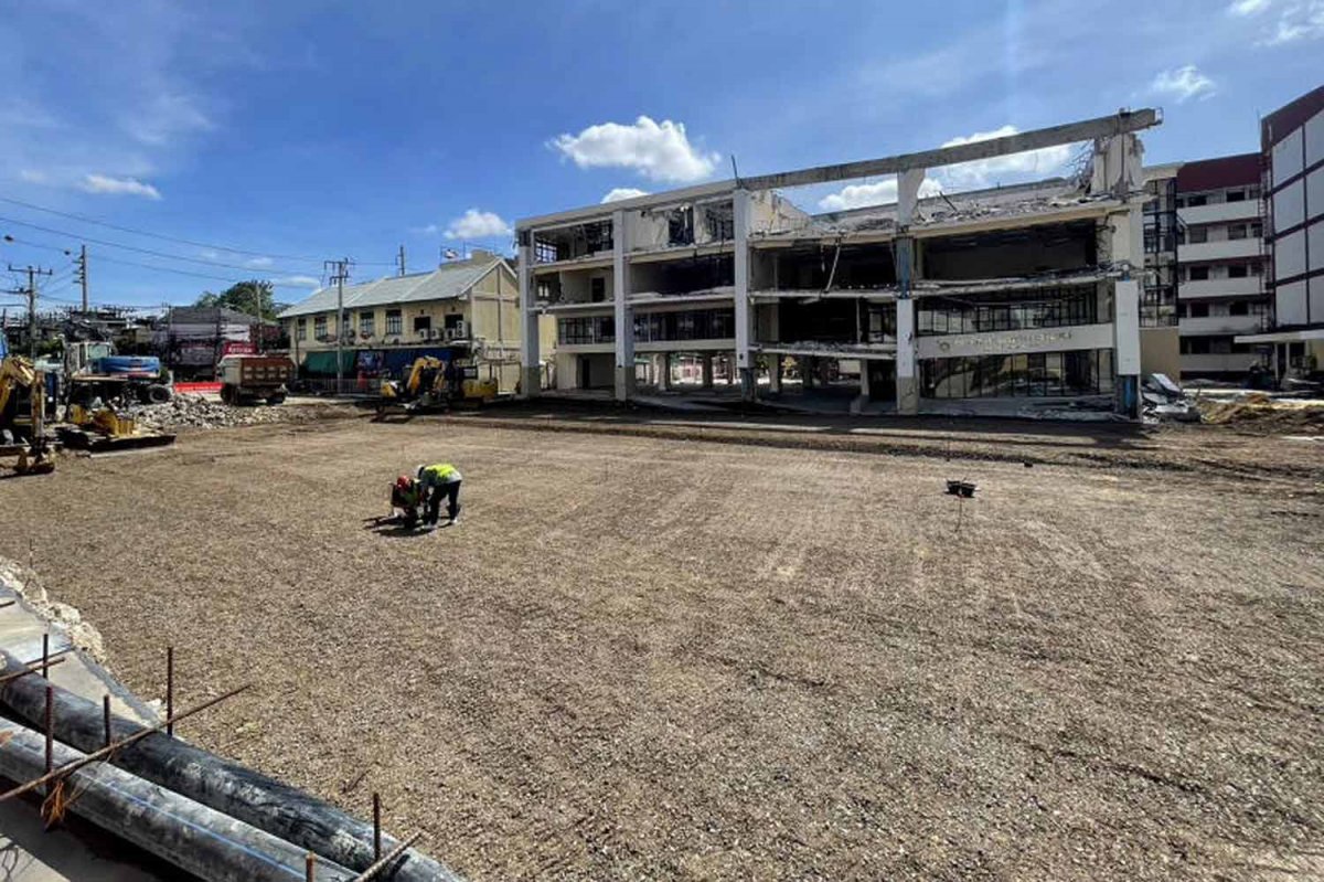 Bangkok Post - Bangkok sinkhole filled, building demolition starts