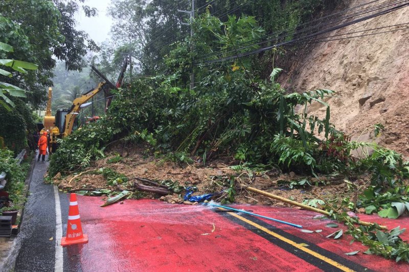 Bangkok Post - Heavy rain causes floods, landslide blocks hill road on ...
