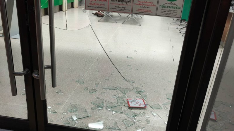 Bangkok Post - In-debt man smashes bank door, wants to go to jail