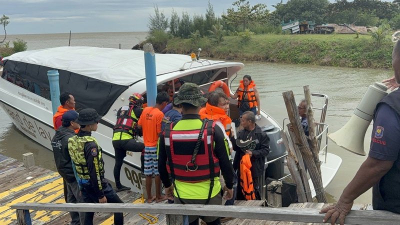 Bangkok Post - Tour boat damaged in rough seas off Trat