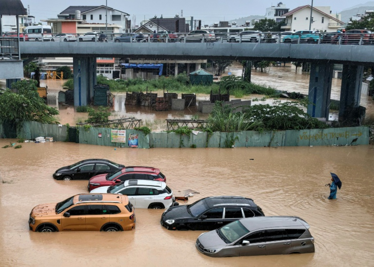 Bangkok Post - Vietnam flooding submerges homes, kills 41, after ...
