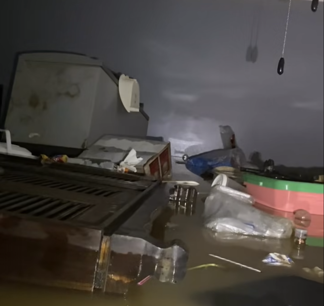 Bangkok Post - Flood horror: Daughter kept drowned mother's body in ...