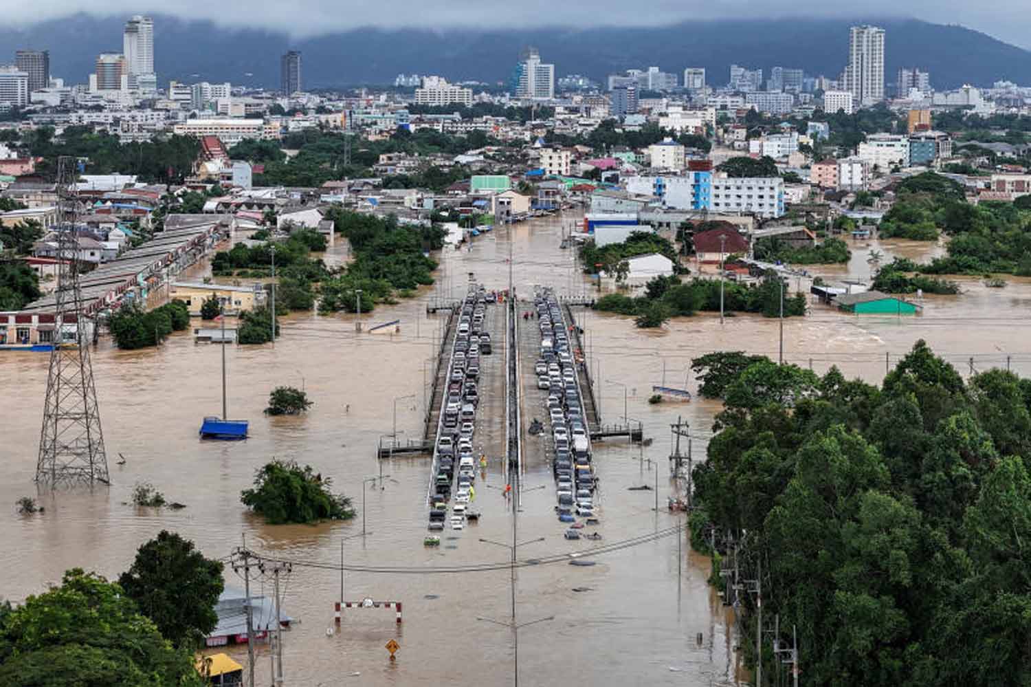 Bangkok Post - Southern floods take 33 lives, water still rising