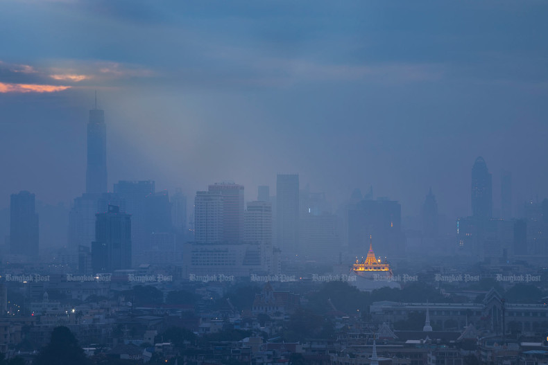 Bangkok Post - City masks up as haze returns