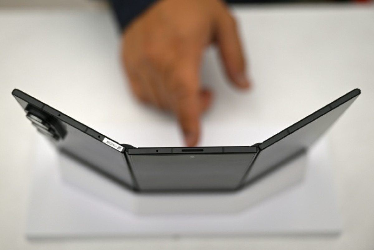 Bangkok Post - Samsung unveils first 'special edition' triple-folding phone