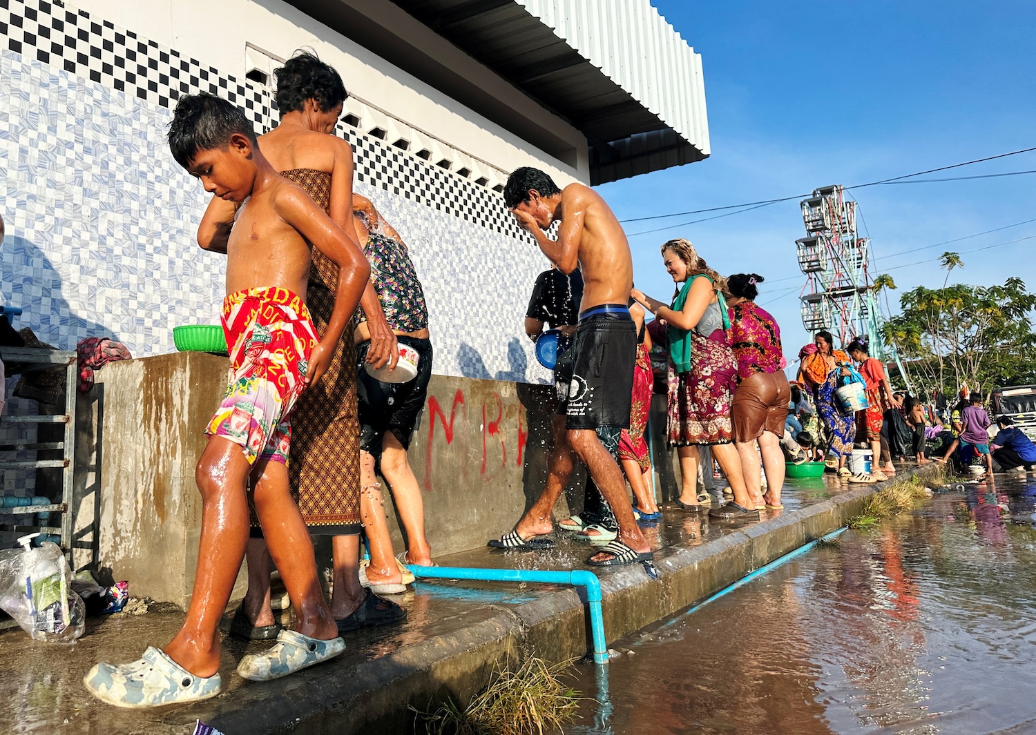 Bangkok Post - Evacuees getting used to living with fear