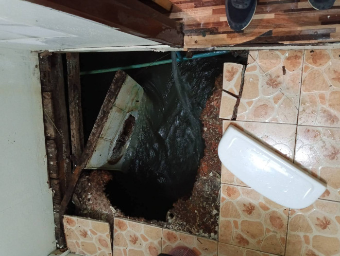 Bangkok Post - Raft-house toilet dumps guest into river