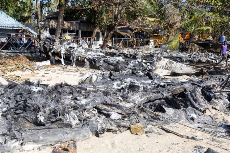 Bangkok Post - Phuket starts tour boat cleanup after fire, fatal collision