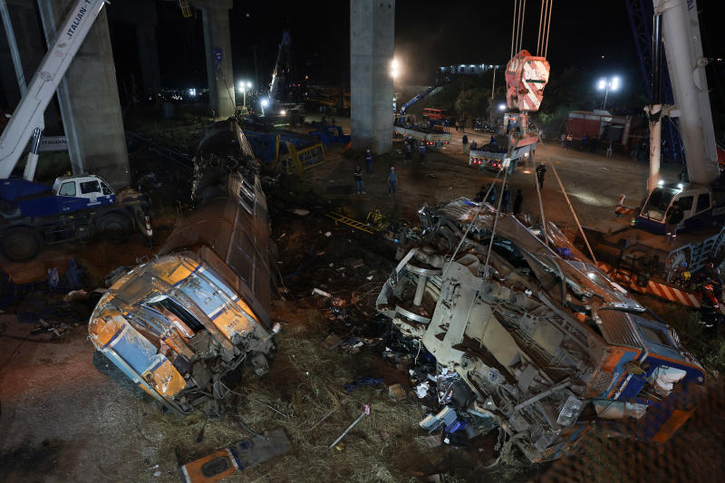 Bangkok Post - PM ends Italian-Thai contracts after deadly crane collapses