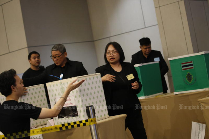 Bangkok Post - Poll: Voters unconvinced by cash handout schemes