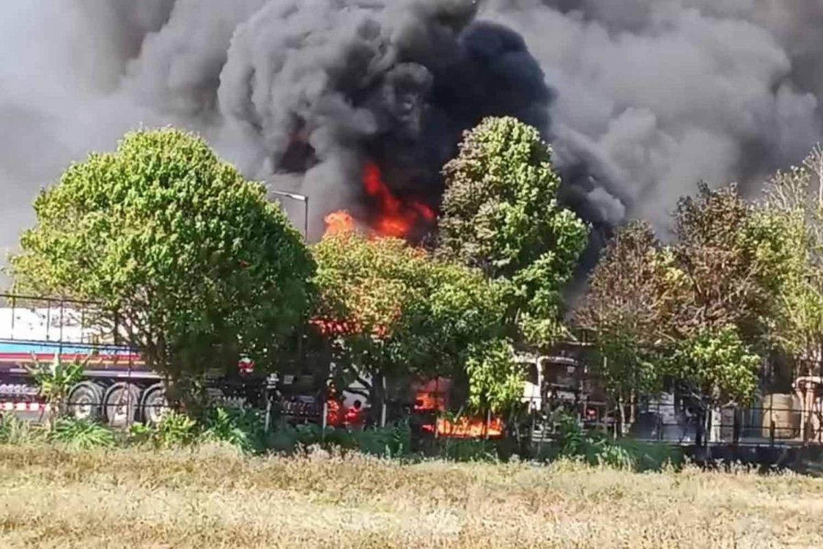 Bangkok Post - Oil depot blaze kills driver, forces school evacuation