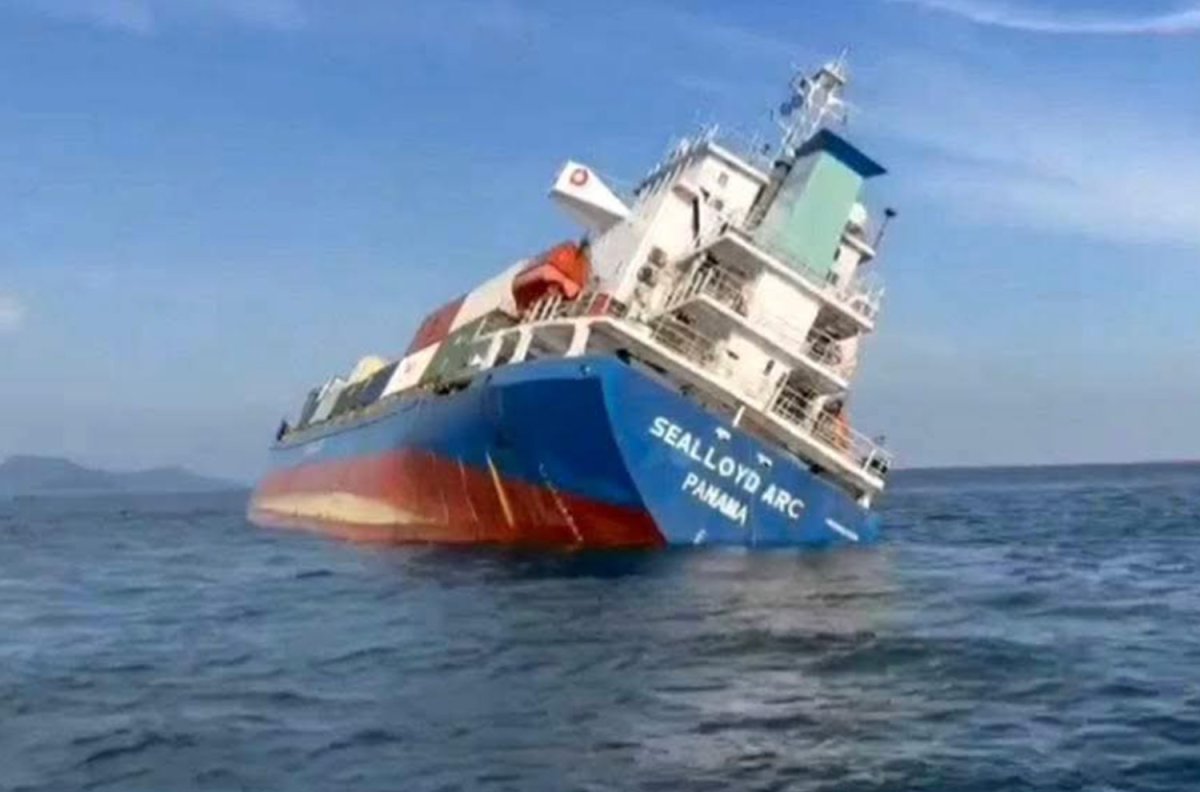 Bangkok Post - Oil leak from sunken cargo ship not seen as serious