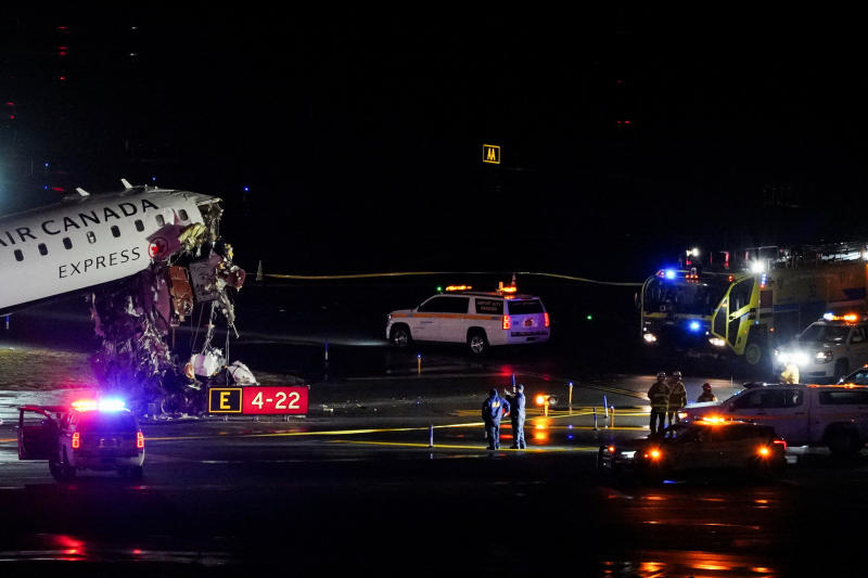 Bangkok Post - Air Canada plane hits vehicle at New York’s LaGuardia ...