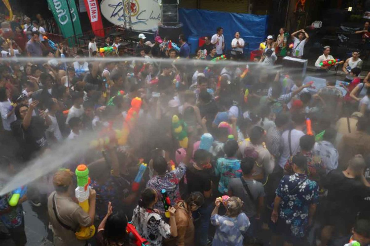 Bangkok Post - Groups call for tougher booze curbs