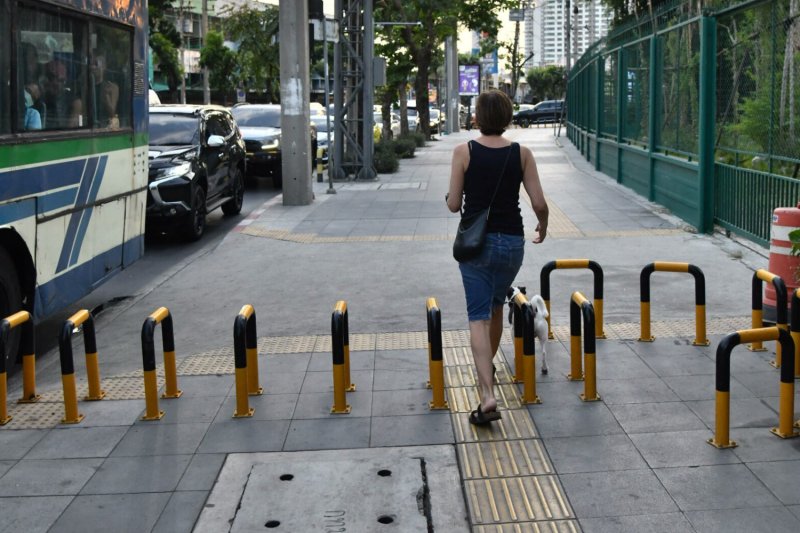 Bangkok Post - Anti-motorbike barriers draw mixed reviews