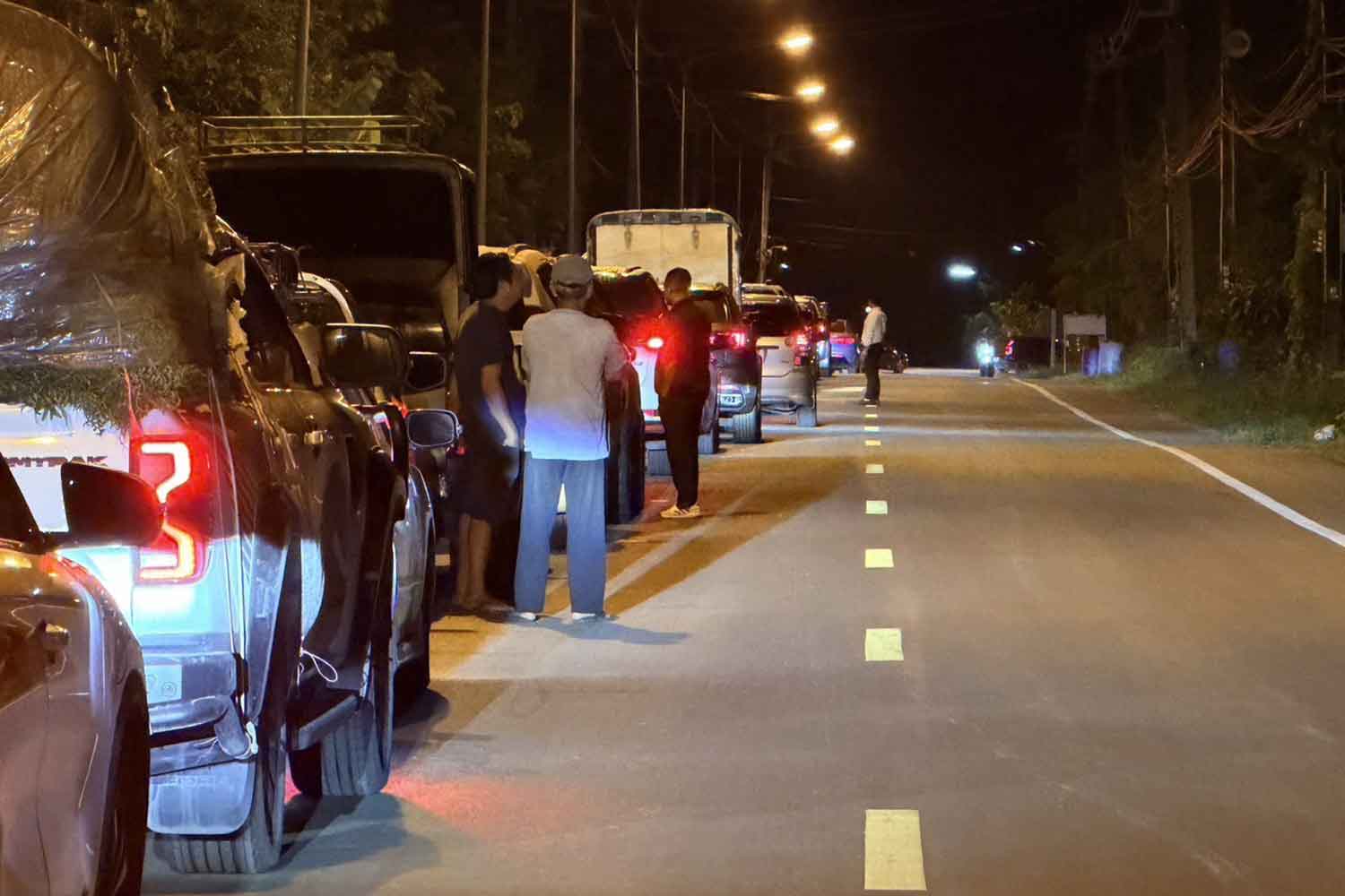 Bangkok Post - Tourists pack Koh Chang on long holiday