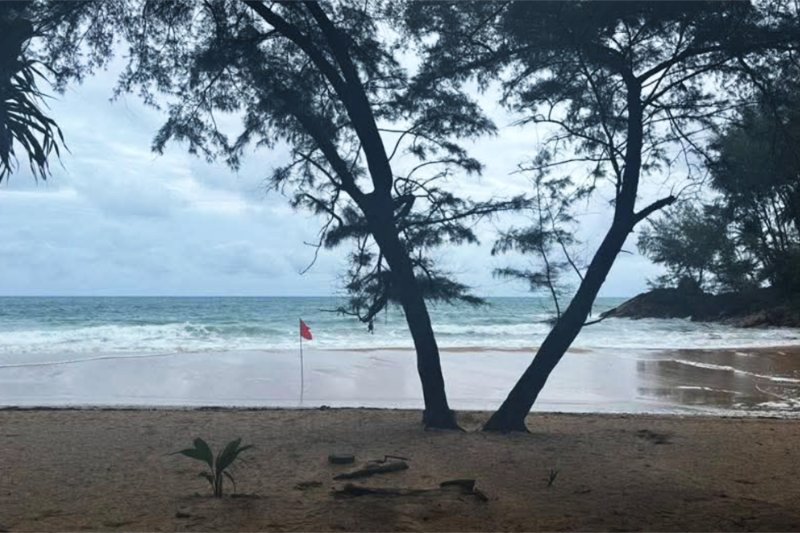Bangkok Post - Man swept out to sea amid strong winds in Phuket