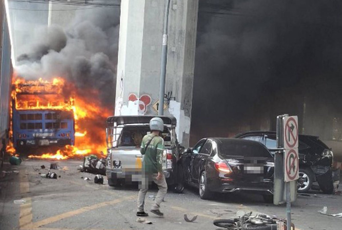 Bangkok Post - At least 8 dead in Bangkok bus-train collision