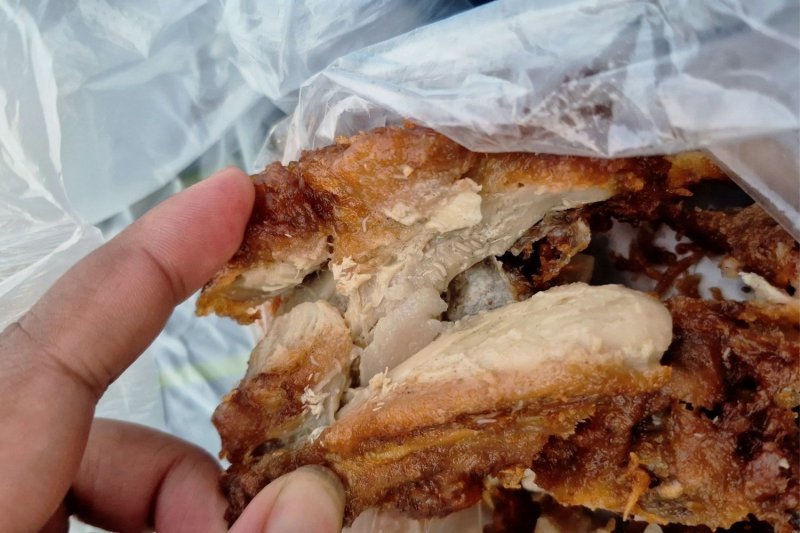 Daughter’s crispy chicken lunch infested with maggots