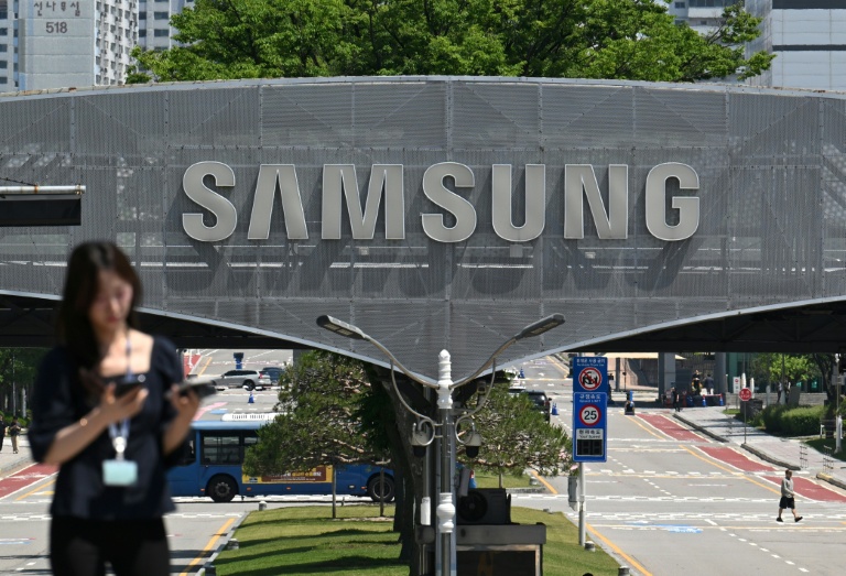 Samsung union approves deal for massive bonuses