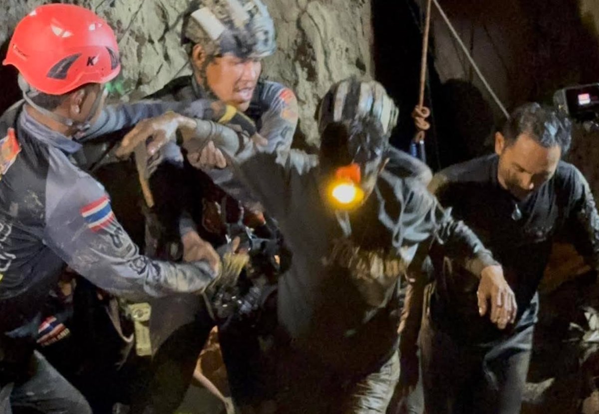Bangkok Post - Rescuers free one of seven trapped in Laos cave