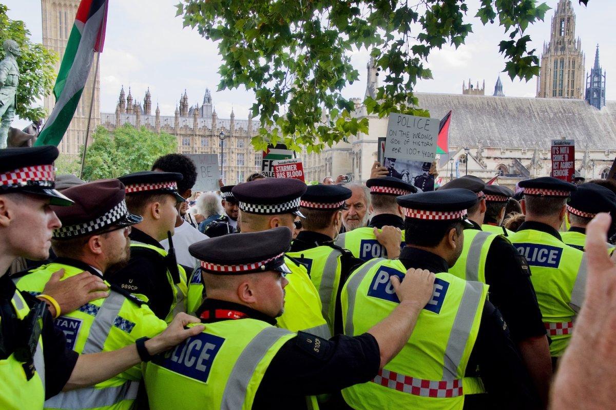 Bangkok Post - UK police face backlash after dying student handcuffed