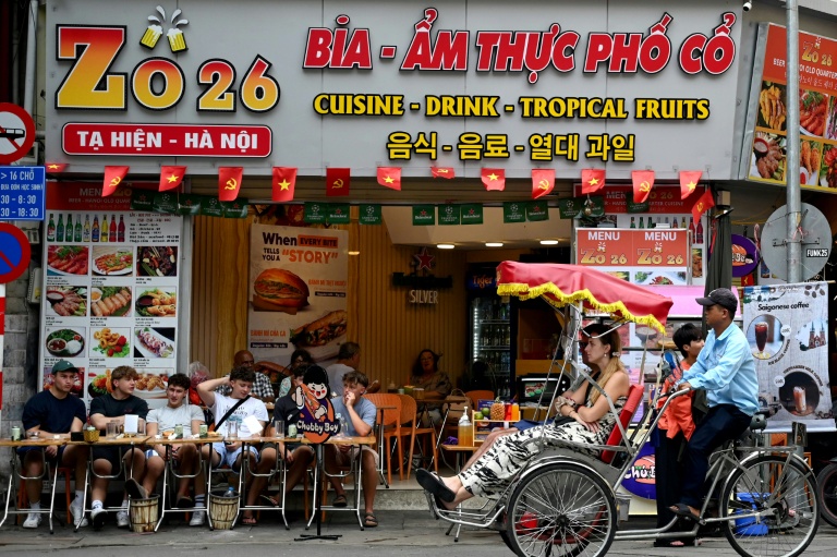 Bangkok Post - Hanoi curbs kerb culture as city clamps down on pavement ...