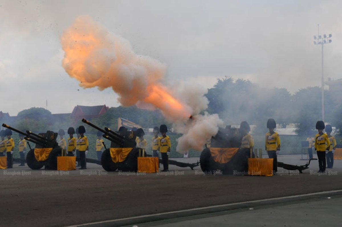Bangkok Post - 21-gun salutes mark HM the Queen’s 48th birthday