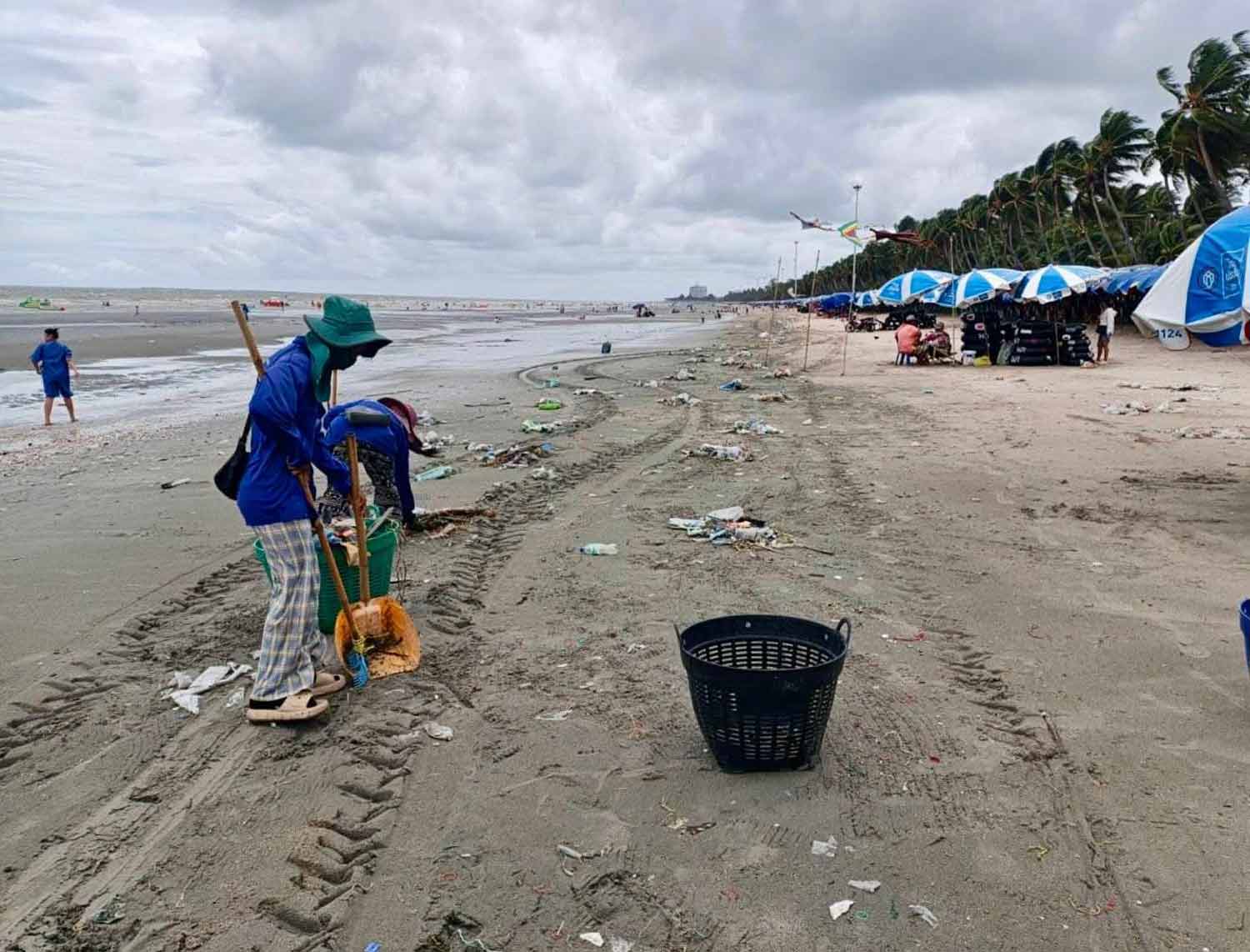 Bangkok Post - Stop dumping trash, mayor pleads, it's polluting Bang ...
