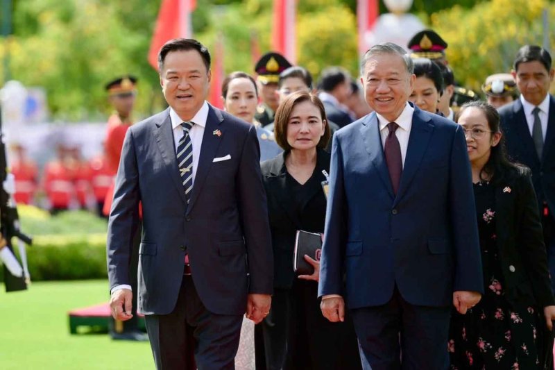 Bangkok Post - PM takes off for Vietnam