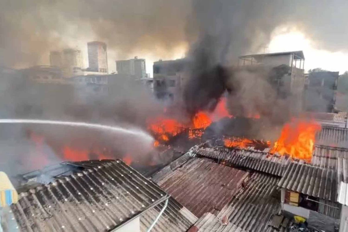 Bangkok Post - Bangkok community evacuated, fire destroys homes