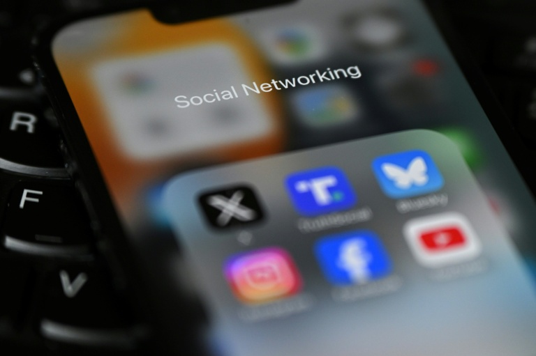Bangkok Post - UK PM announces ban on social media for under-16s