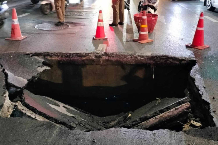 Bangkok Post - Bangkok sinkhole covered, traffic resumes