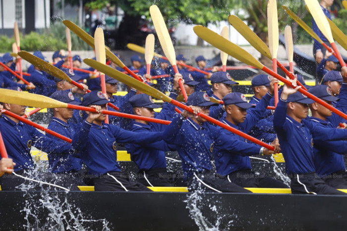 Bangkok Post - Navy chief reviews royal barge preparations