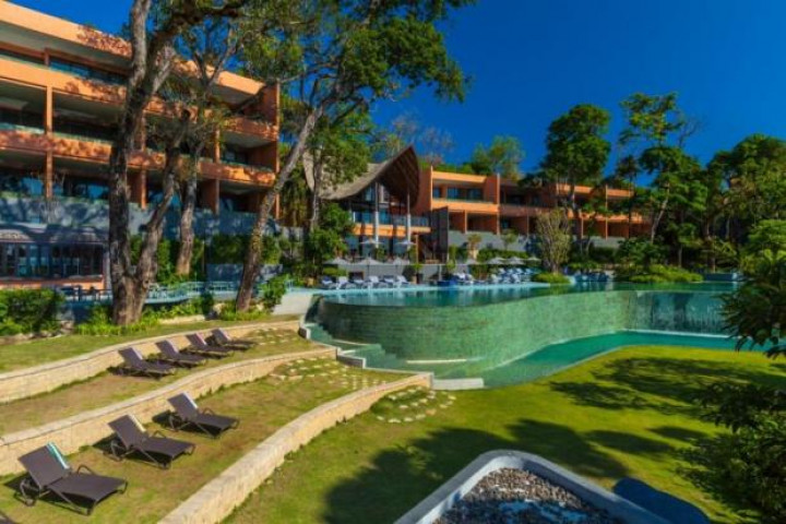 Bangkok Post - Charn Issara reaches for sky