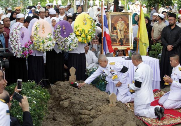 Bangkok Post - King sends royally blessed soil to Surin's funeral rites